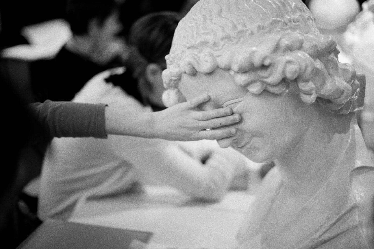 문화예술 현장에서 소외된 사람들 - ANTIEGG 그레이