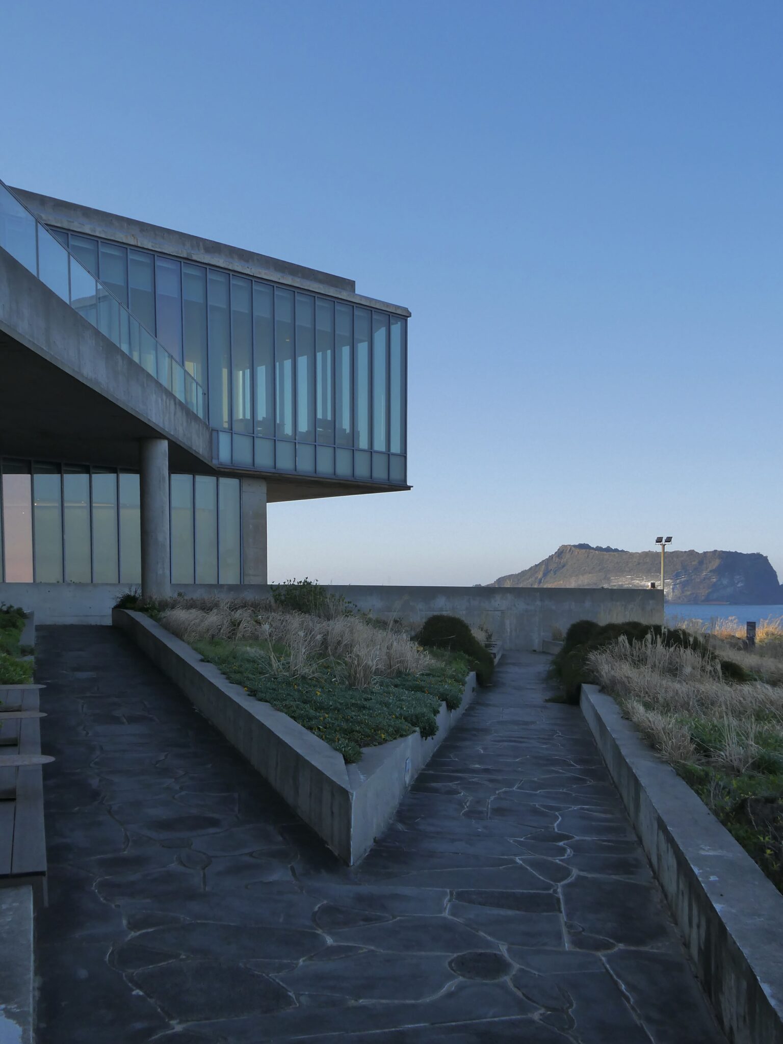 제주도의 자연을 담은 안도타다오 건축 여행 - ANTIEGG 라이프스타일