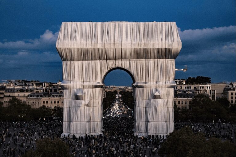 자연과 도시를 천으로 포장하는 예술가 - ANTIEGG 아트